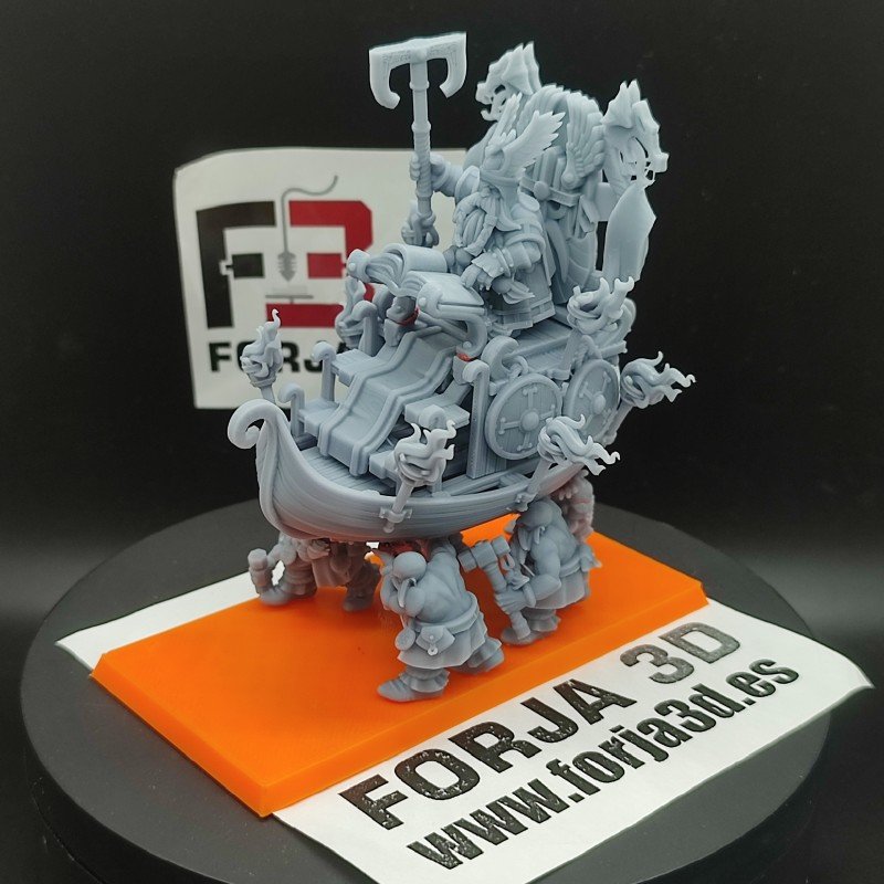 Alto rey enano en trono