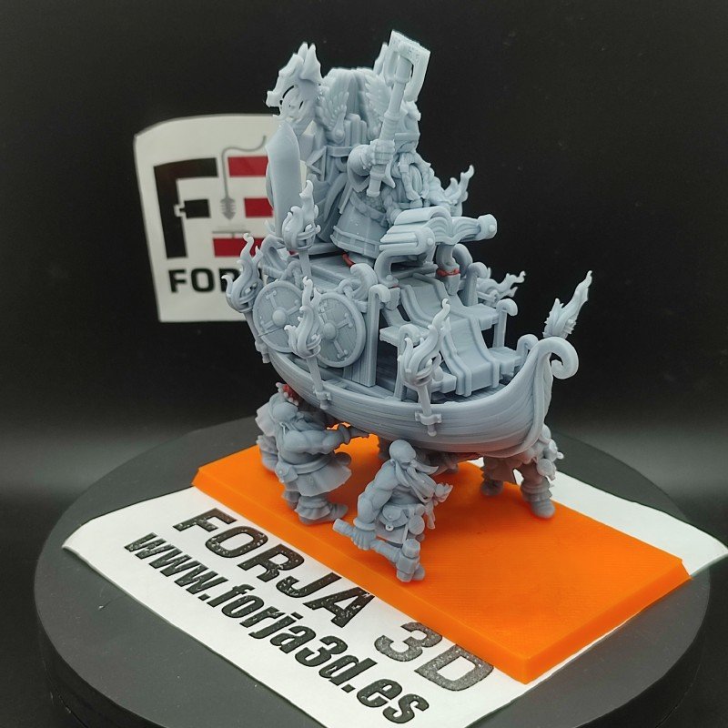 Alto rey enano en trono